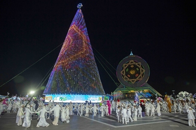 The lights on the Main New Year tree of the country lit up - News ...